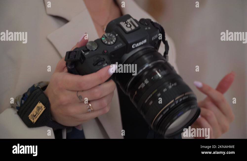 A mirrorless camera in hands of a female photographer while she's Stock ...