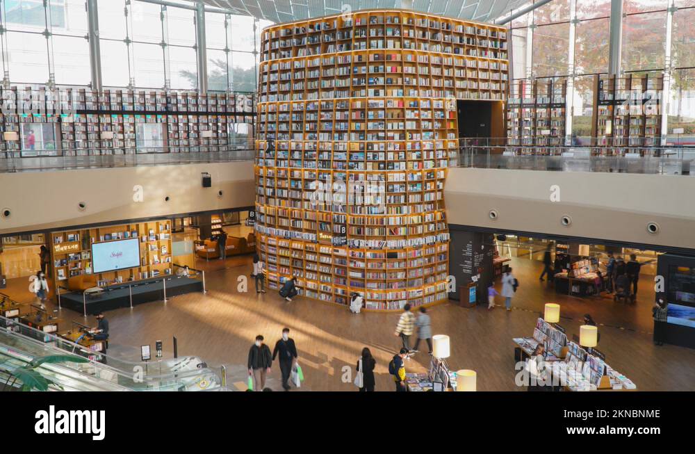 People visiting Starfield Library in Coex Mall in Gangnam District ...