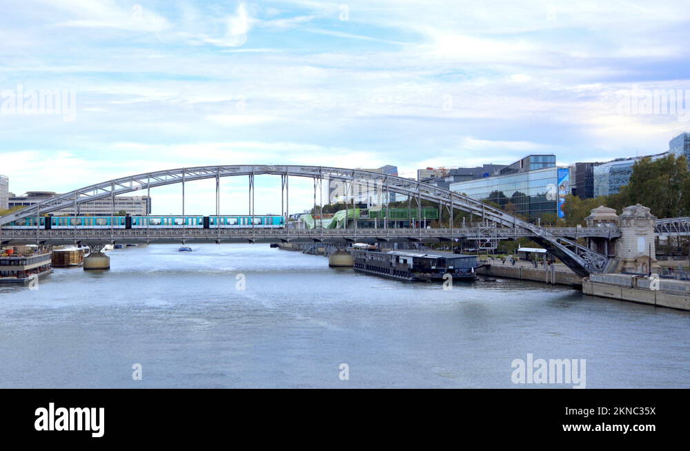 Metro passing over the Viaduc d'Austerlitz bridge over the Seine in ...