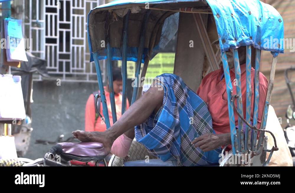 Poor and tired old man relaxing in his rickshaw, Indian rickshaw driver ...