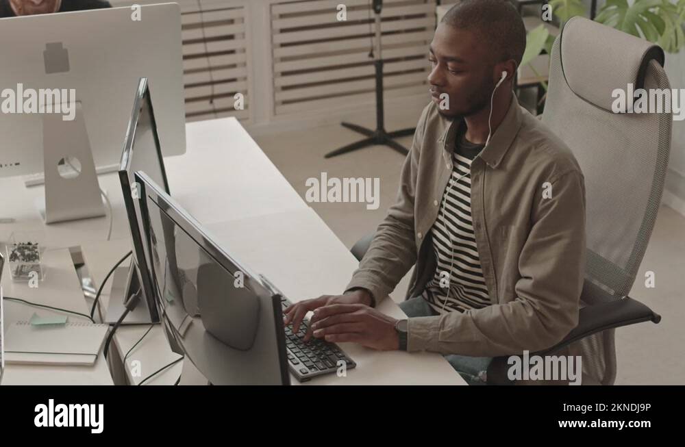 Programmer pc Stock Videos & Footage - HD and 4K Video Clips - Alamy