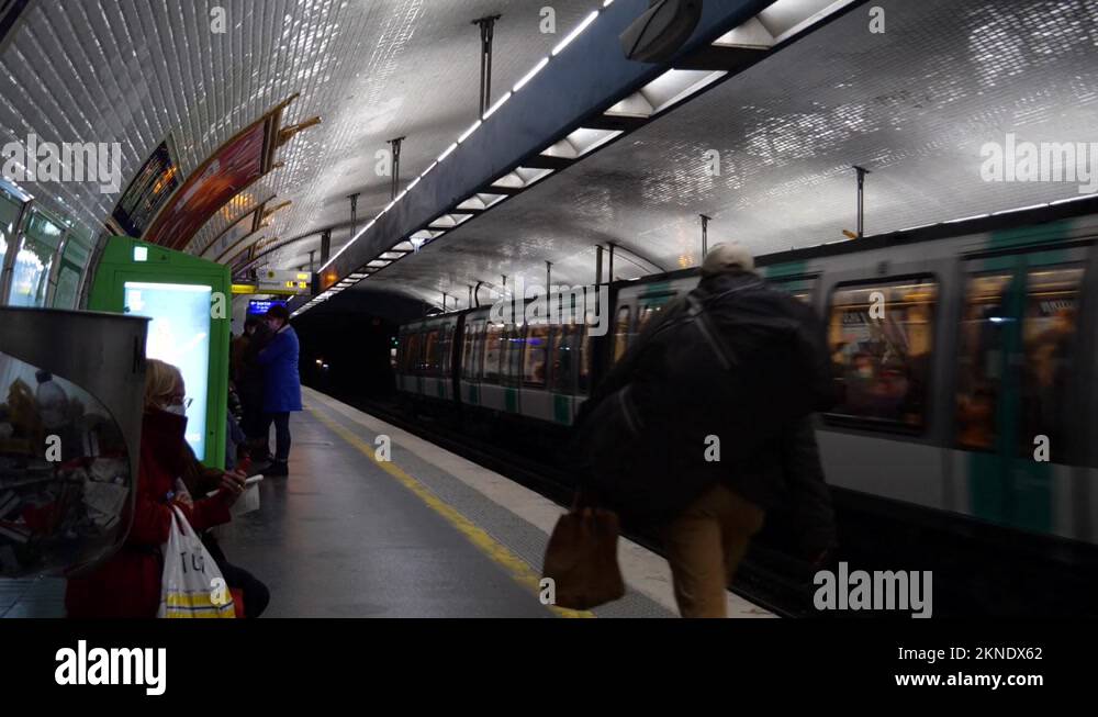 Paris train platform Stock Videos & Footage - HD and 4K Video Clips - Alamy