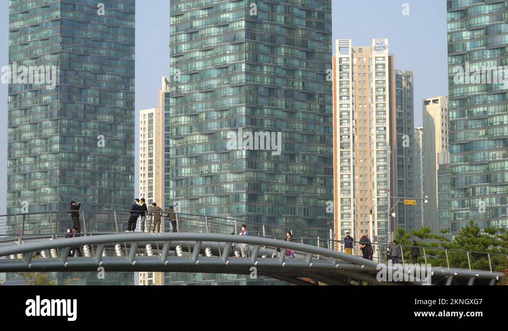 Footbridge or pedestrian bridge to Songdo Central Park in Incheon ...