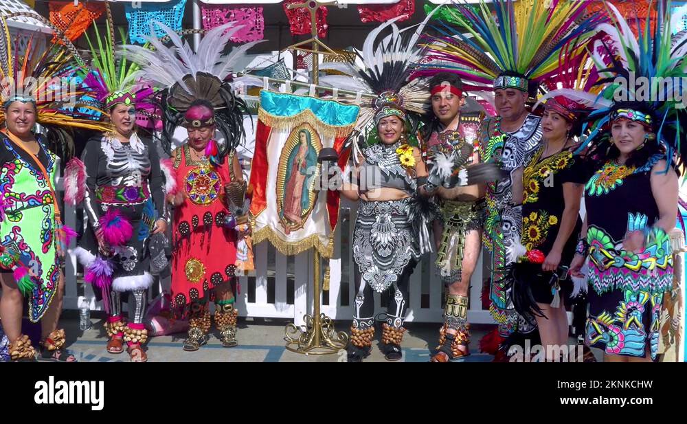 Women with traditional dress dance at Mexican Dia De Los Muertos ...