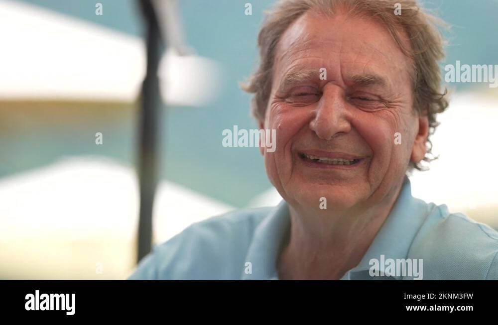 Older man laughing and smiling, portrait senior person real life laugh ...