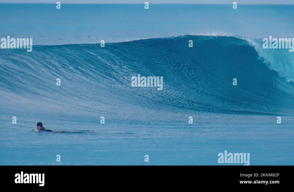 Wave. Powerful ocean wave breaks at the Sultans surf spot in Maldives ...