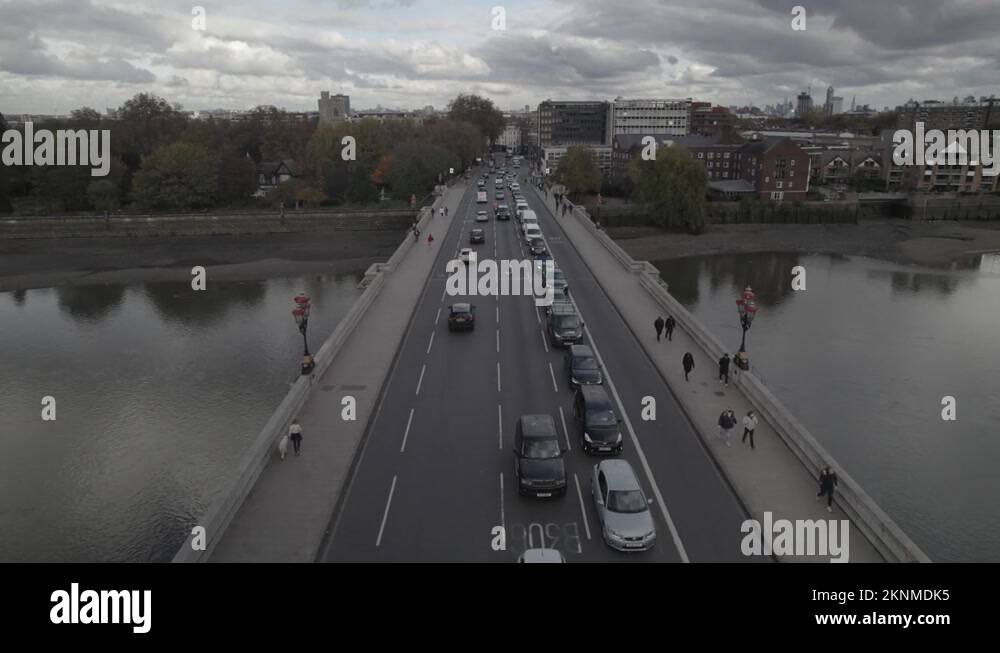 Clogged traffic in one direction, traffic jam on Putney bridge Stock ...