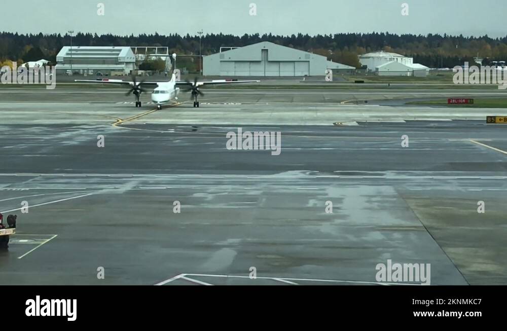Airplane runway gate Stock Videos & Footage - HD and 4K Video Clips - Alamy