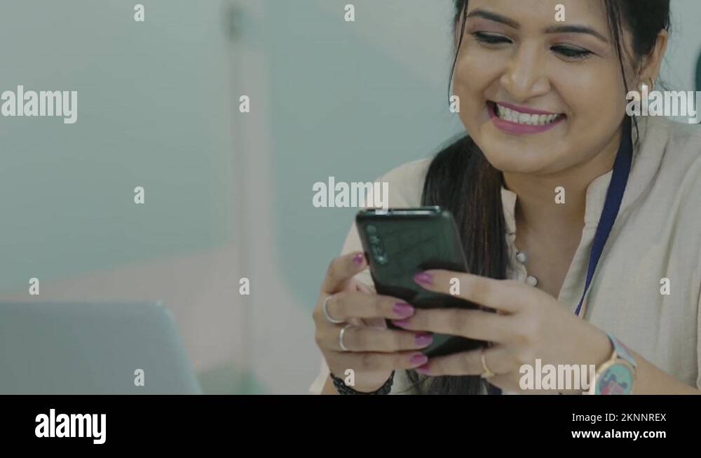 Indian woman spend free time in internet social media hat in e-date ...