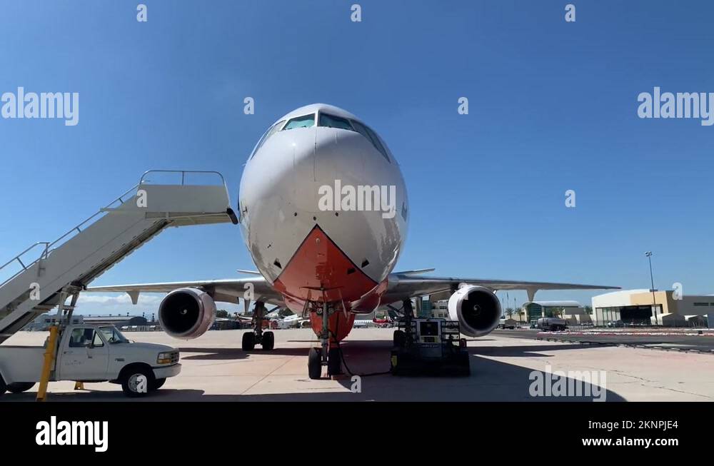 Airport ramp Stock Videos & Footage - HD and 4K Video Clips - Alamy