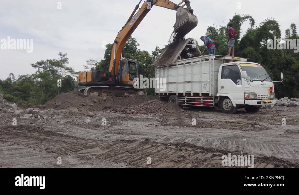 Loading activities Stock Videos & Footage - HD and 4K Video Clips - Alamy