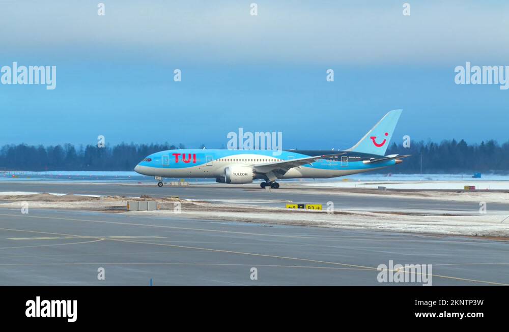 Tui airways airplane Stock Videos & Footage - HD and 4K Video Clips - Alamy