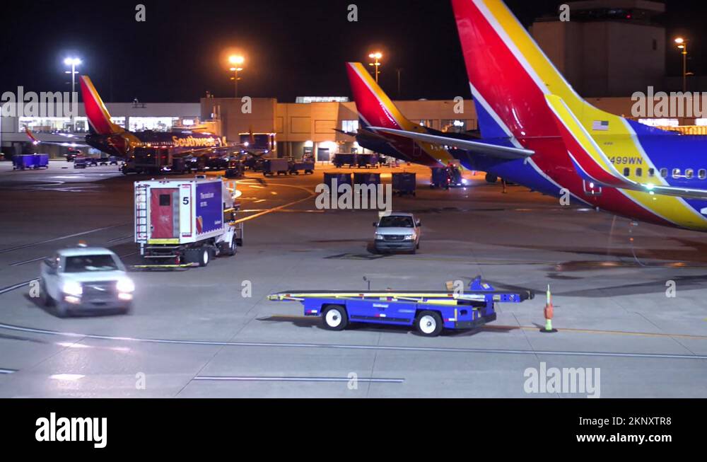 Planes loading Stock Videos & Footage - HD and 4K Video Clips - Alamy