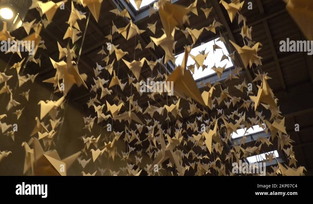 Paper cranes Stock Videos & Footage - HD and 4K Video Clips - Alamy