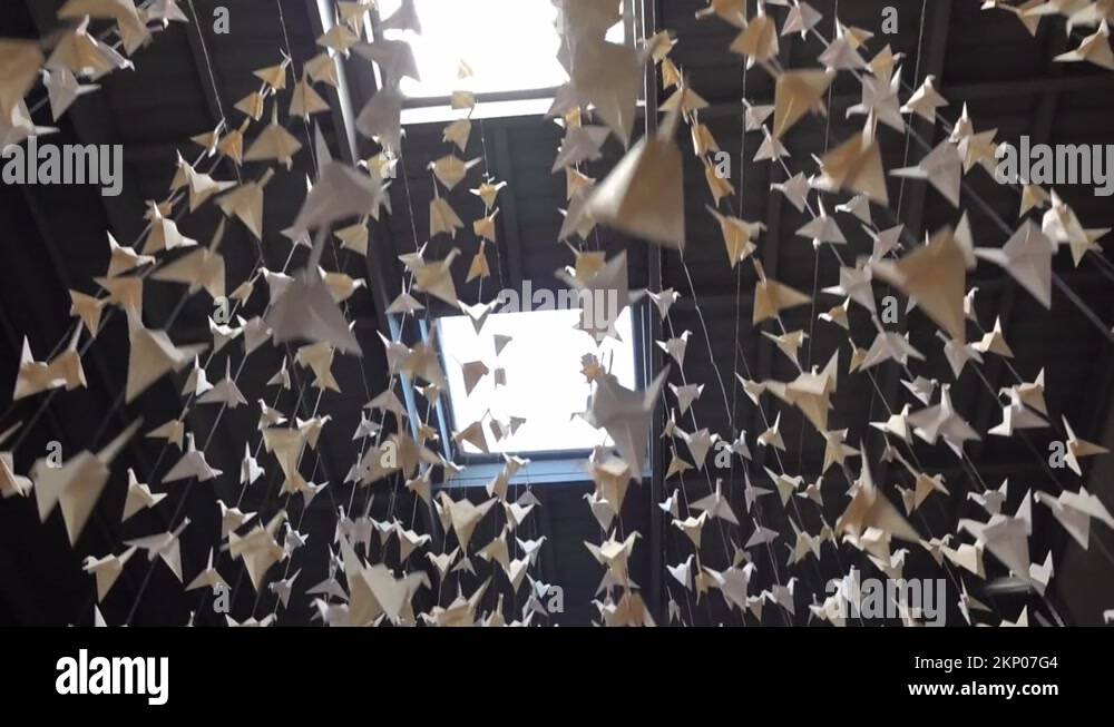 Cranes origami Stock Videos & Footage - HD and 4K Video Clips - Alamy