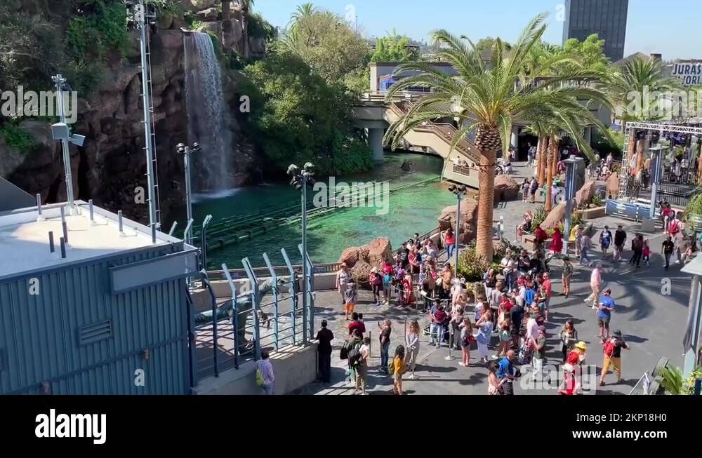 Universal Studios Hollywood, Jurassic World , crowd of tourists ...