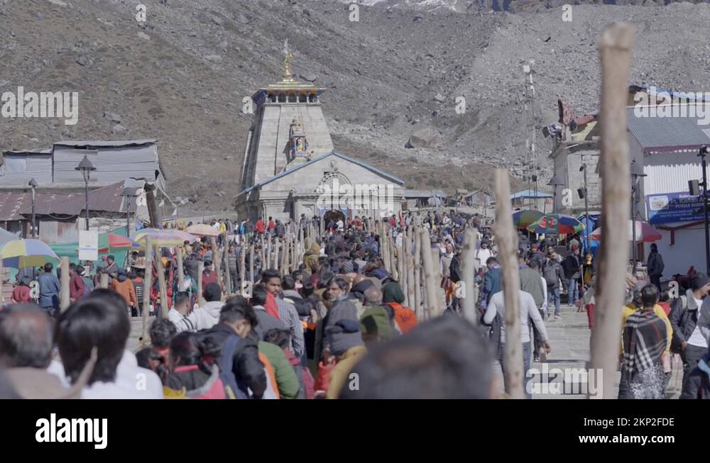 Crowd Of Devotees Lined Up To Pray At The Famous Kedarnath Temple Stock ...