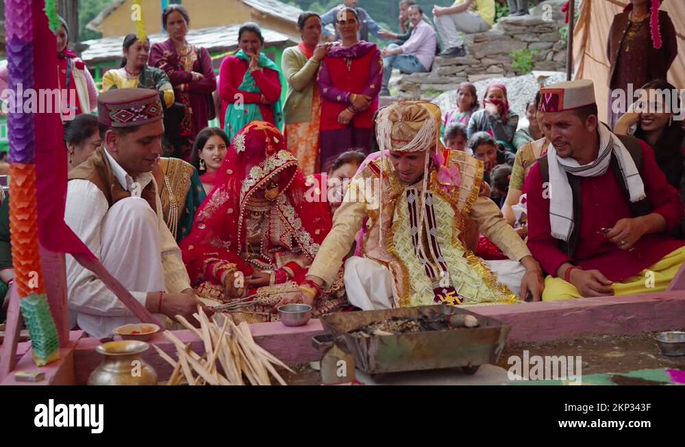 Indian married couple in traditional attire performing a marriage ...