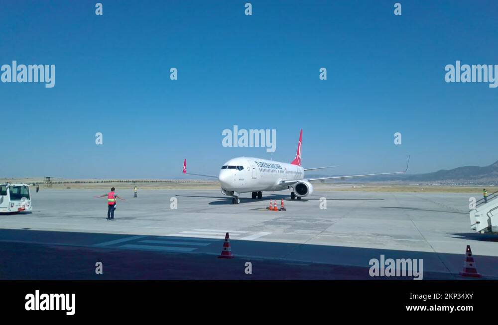 Ramp staff Stock Videos & Footage - HD and 4K Video Clips - Alamy