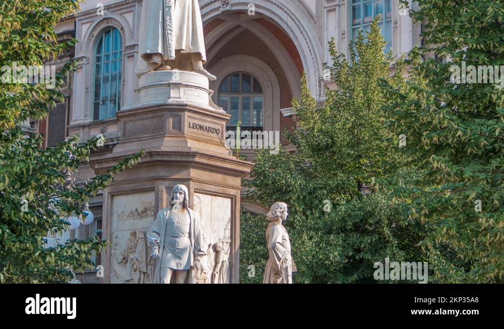 La scala square Stock Videos & Footage - HD and 4K Video Clips - Alamy