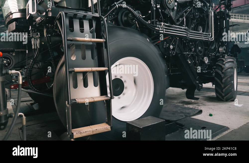 Initial adjustment of agricultural tractor or combine harvester in ...