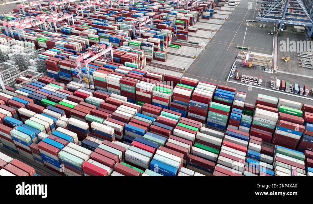 Busy shipping port Stock Videos & Footage - HD and 4K Video Clips - Alamy