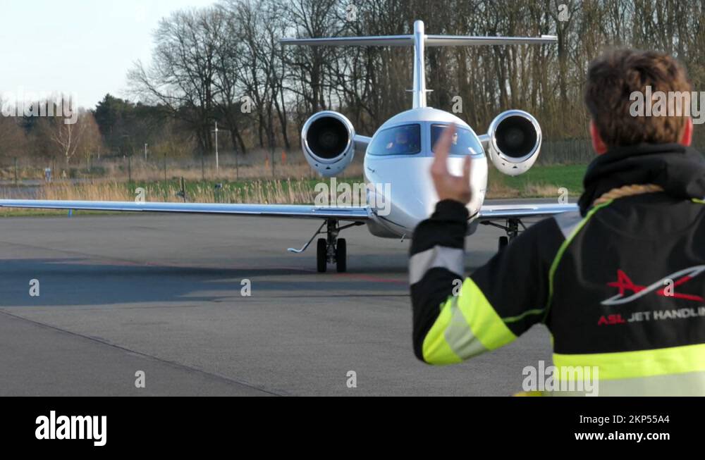 Learjet landing Stock Videos & Footage - HD and 4K Video Clips - Alamy