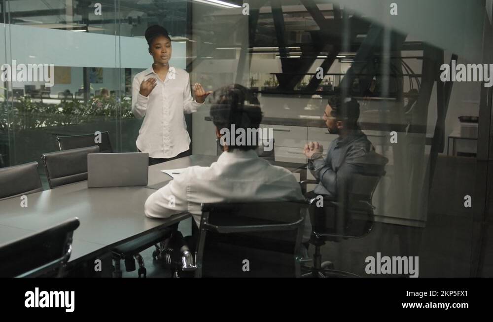 Managers employees Stock Videos & Footage - HD and 4K Video Clips - Alamy