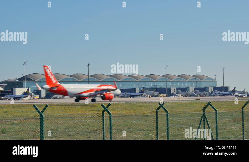 Easyjet landing Stock Videos & Footage - HD and 4K Video Clips - Alamy