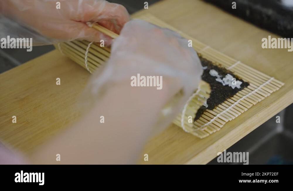 How to make Korean food Tuna Gimbap - Rolling Kimbap with Bamboo Mat ...