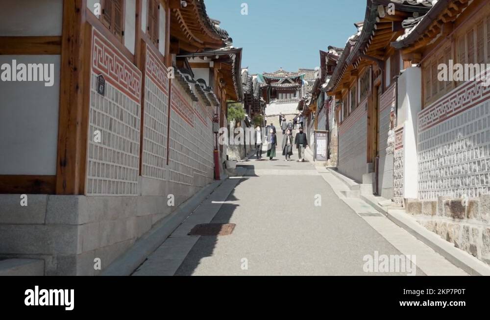 Groups of people in white masks visit Bukchon Hanok Village in Seoul ...