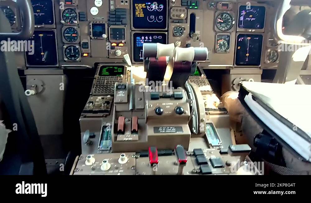 Boeing 767 cockpit Stock Videos & Footage - HD and 4K Video Clips - Alamy