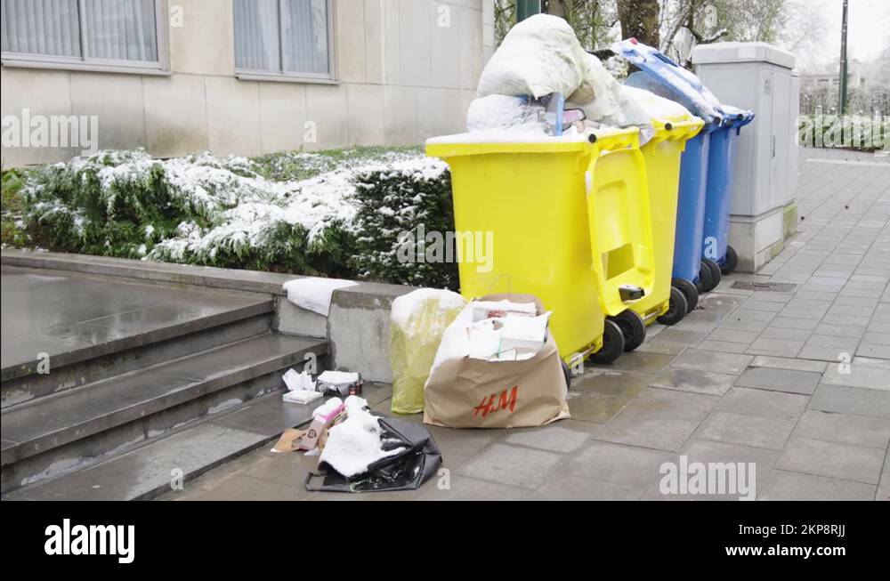 Garbage can overflow Stock Videos & Footage - HD and 4K Video Clips - Alamy