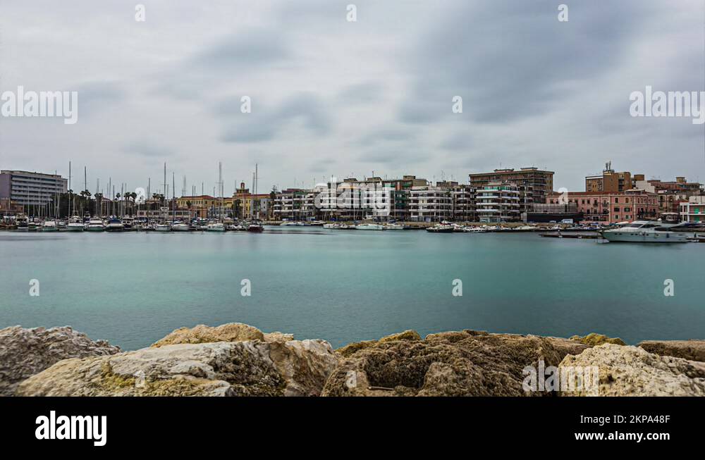 Spiaggia riva Stock Videos & Footage - HD and 4K Video Clips - Alamy