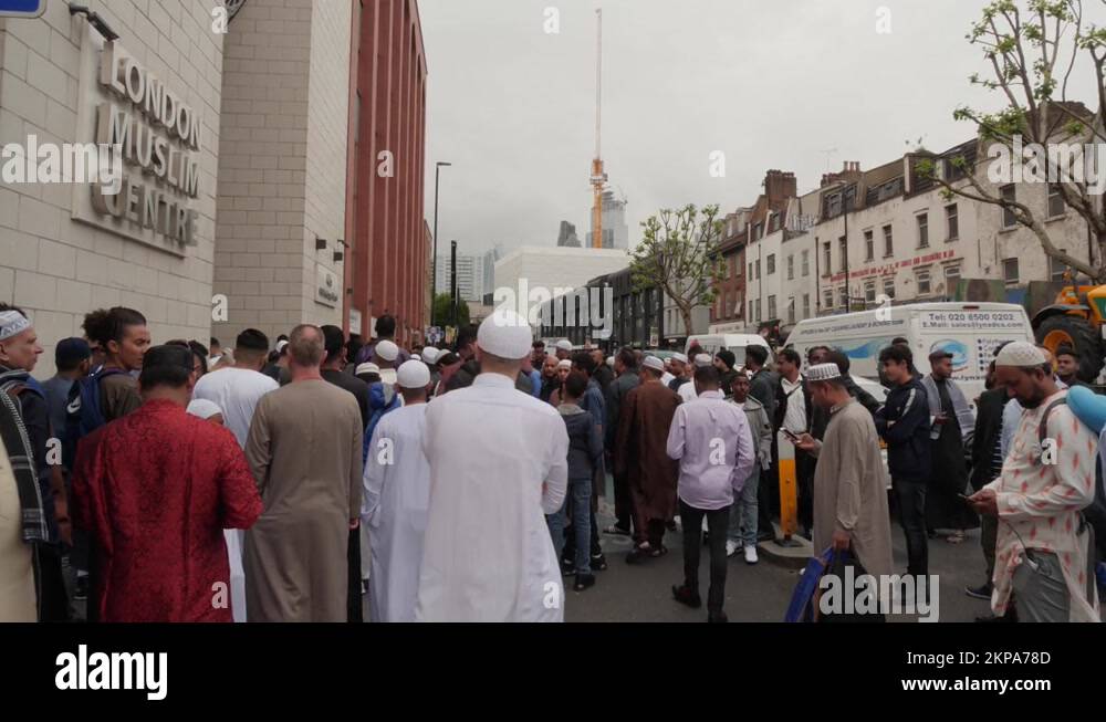 Eid Mubarak at East London Mosque Entrance Crowds of Muslim worshippers ...
