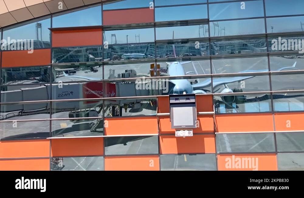 Building mirrors Stock Videos & Footage - HD and 4K Video Clips - Alamy