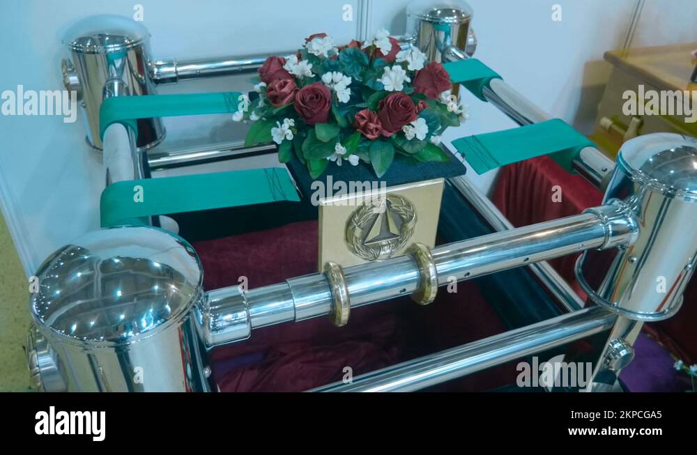 Casket lowering Stock Videos & Footage - HD and 4K Video Clips - Alamy
