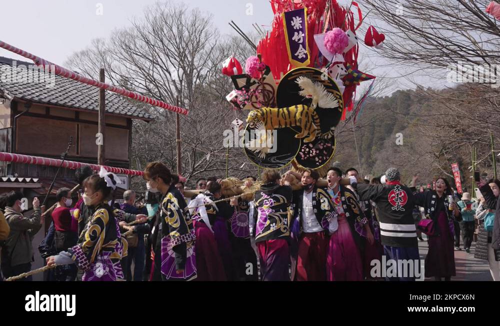 Sagicho Year of the Tiger Parade, Townsfolk pulling heavy "Dashi" Float ...