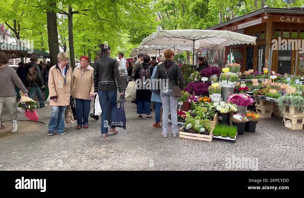 Berlin: Weekend farmer's market at Boxhagener Platz in Friedrichshain ...