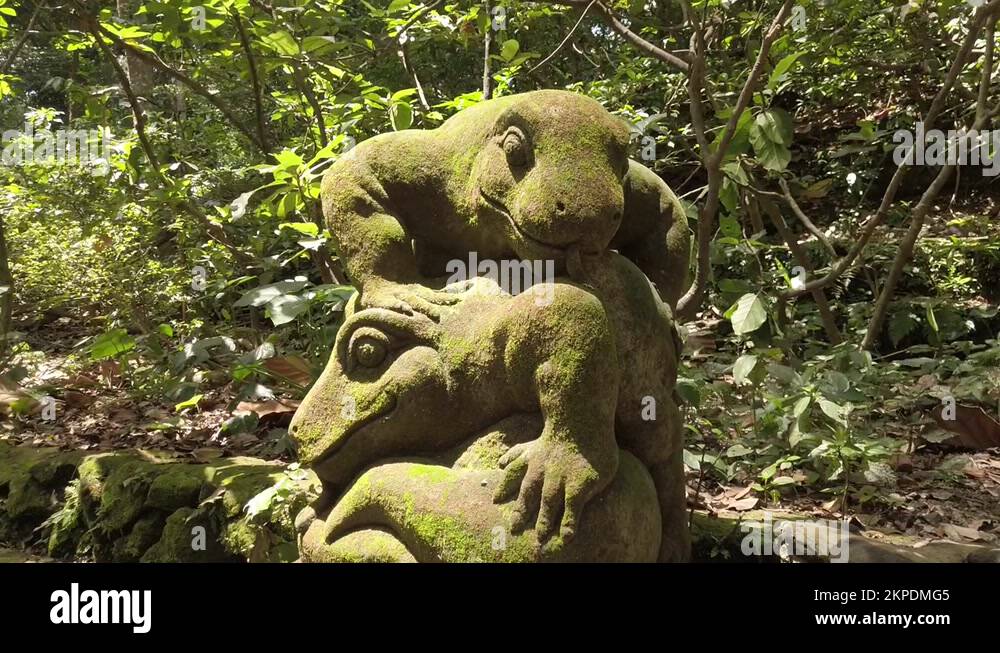 Komodo dragon statue sculpture in deep jungle rain forest of Ubud, bali ...