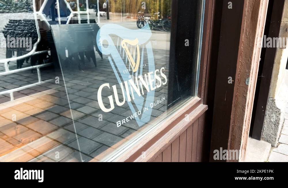Guinness glass pub Stock Videos & Footage - HD and 4K Video Clips - Alamy