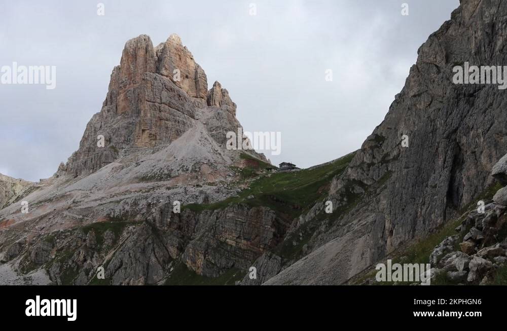 Forcella Nuvolau and Rifugio Averau (refuge), the path to the Cinque ...