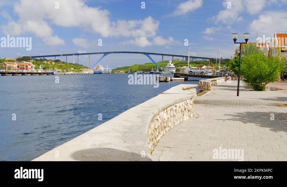 Queen Juliana Bridge in the beautiful Saint Anna Bay of Punda ...
