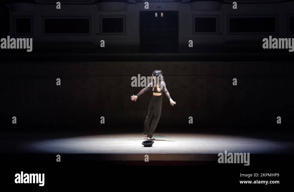 Dancing spotlight Stock Videos & Footage - HD and 4K Video Clips - Alamy