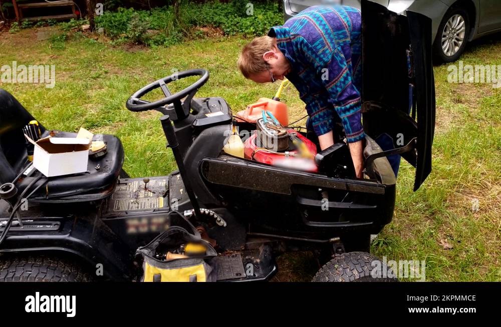 Man fixing tractor Stock Videos & Footage - HD and 4K Video Clips - Alamy