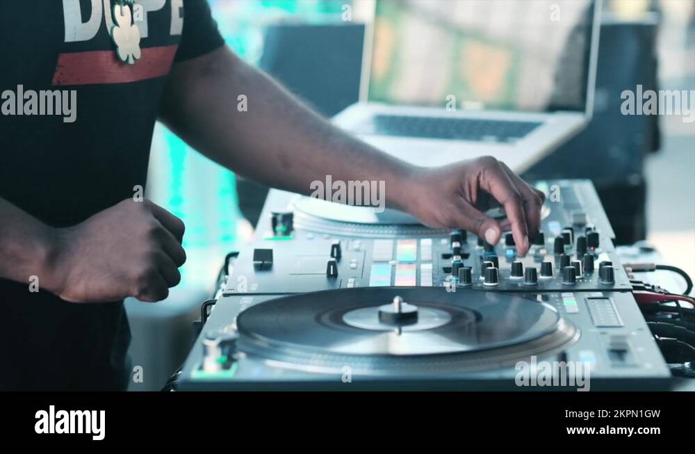 Turntable system Stock Videos & Footage - HD and 4K Video Clips - Alamy