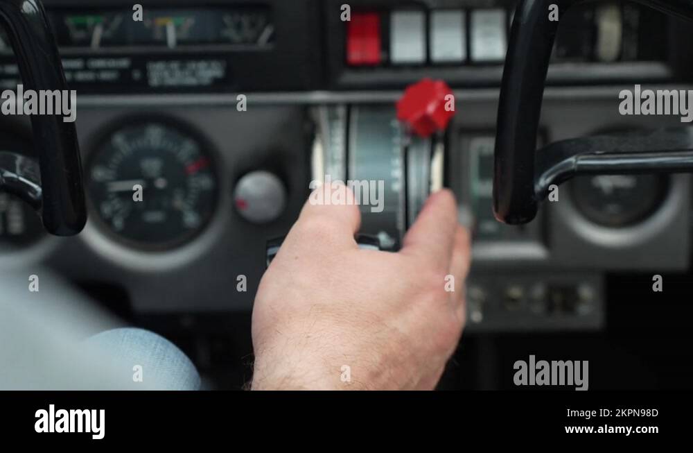 Flight deck cockpit Stock Videos & Footage - HD and 4K Video Clips - Alamy