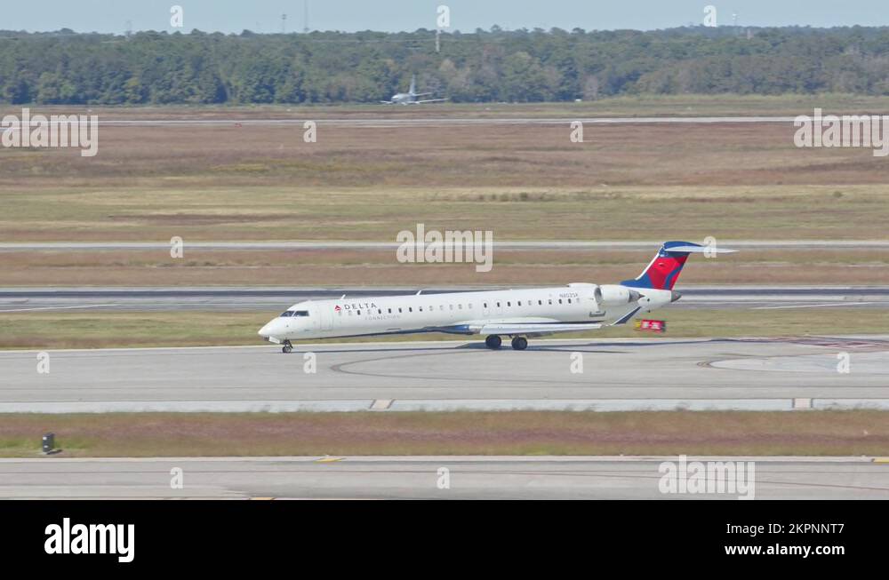 Delta connection aircraft Stock Videos & Footage - HD and 4K Video ...