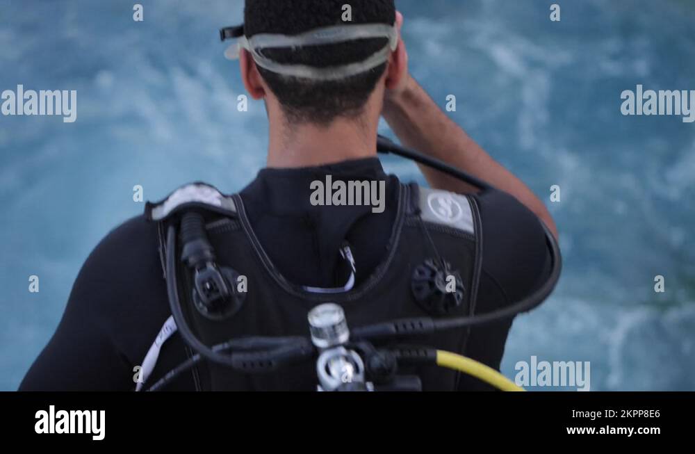Scuba diver jumping Stock Videos & Footage - HD and 4K Video Clips - Alamy