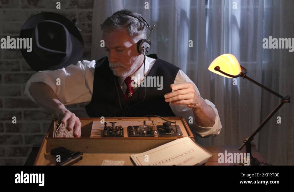 Wireless radio ww2 Stock Videos & Footage - HD and 4K Video Clips - Alamy